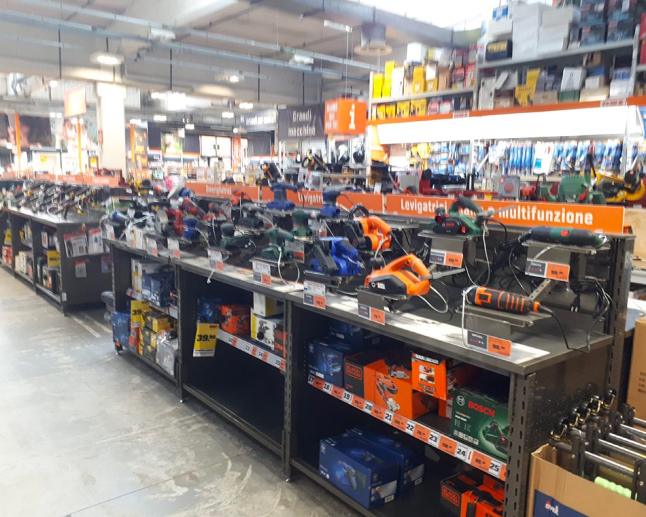 Tra i reparti. Gli utensili elettrici da Obi e Brico io | Ten minutes ...